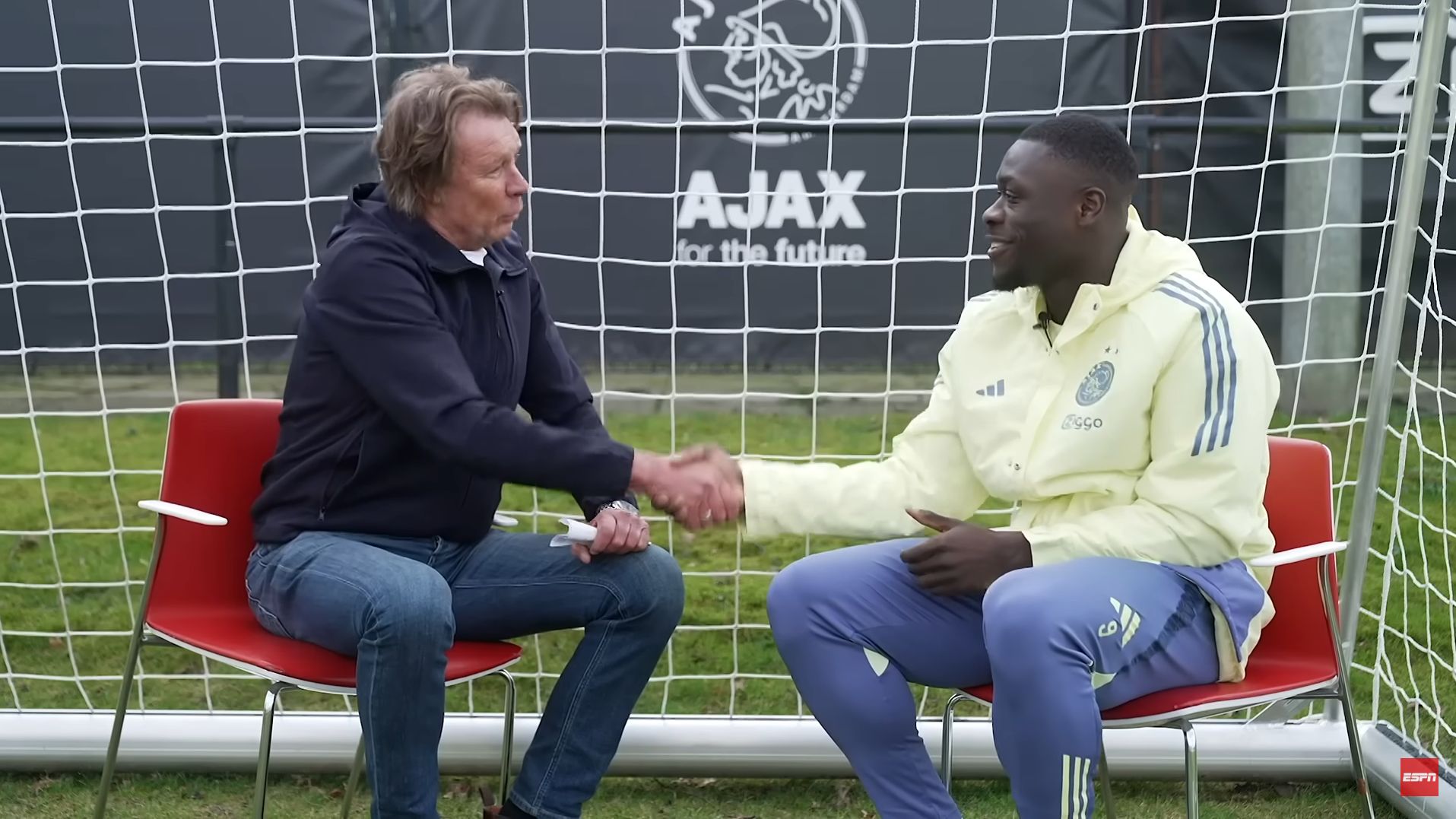 Hans Kraay junior laat een foto van zijn vrouw zien; Ajax-spits Brian Brobbey velt zijn oordeel ...